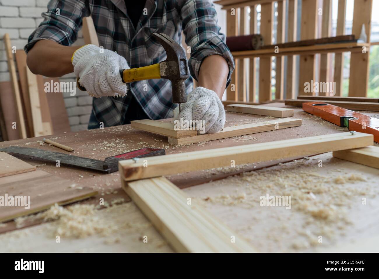 Carpenter hands joining hi-res stock photography and images - Alamy