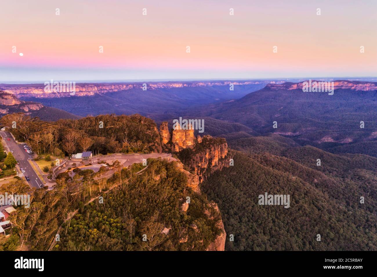 Echo point scenic lookout to the Three Sisters rock formaiton in blue ...