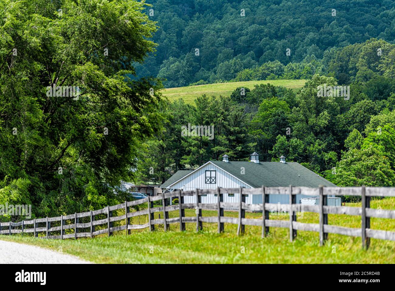 Farmhouse farmland field appalachian hi-res stock photography and ...
