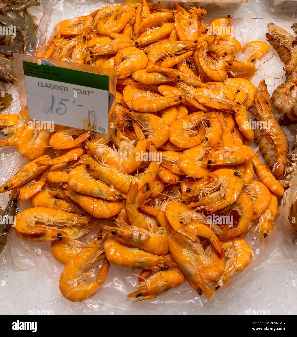 Cooked prawns on ice for sale at market Stock Photo - Alamy