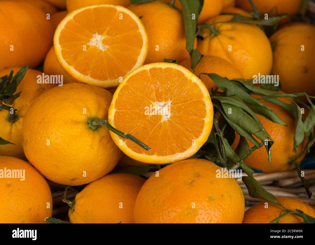 Many fresh oranges on the street market Stock Photo - Alamy