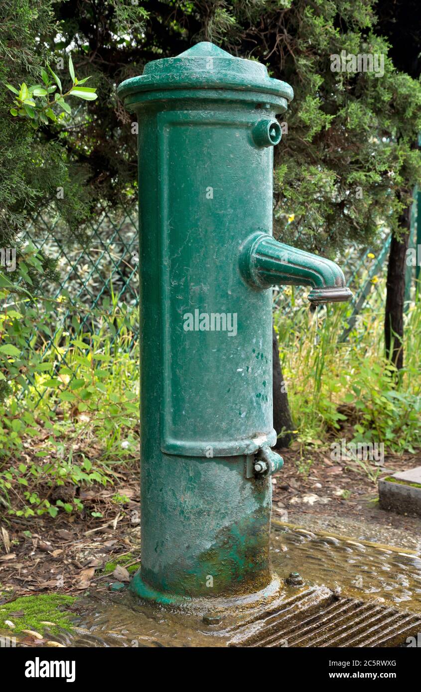 An old fashioned water pump Stock Photo - Alamy