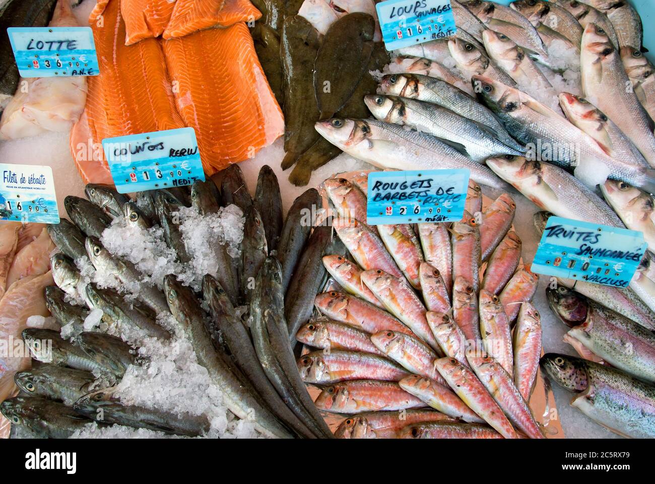 Display of fish on ice at a French fish market Stock Photo - Alamy