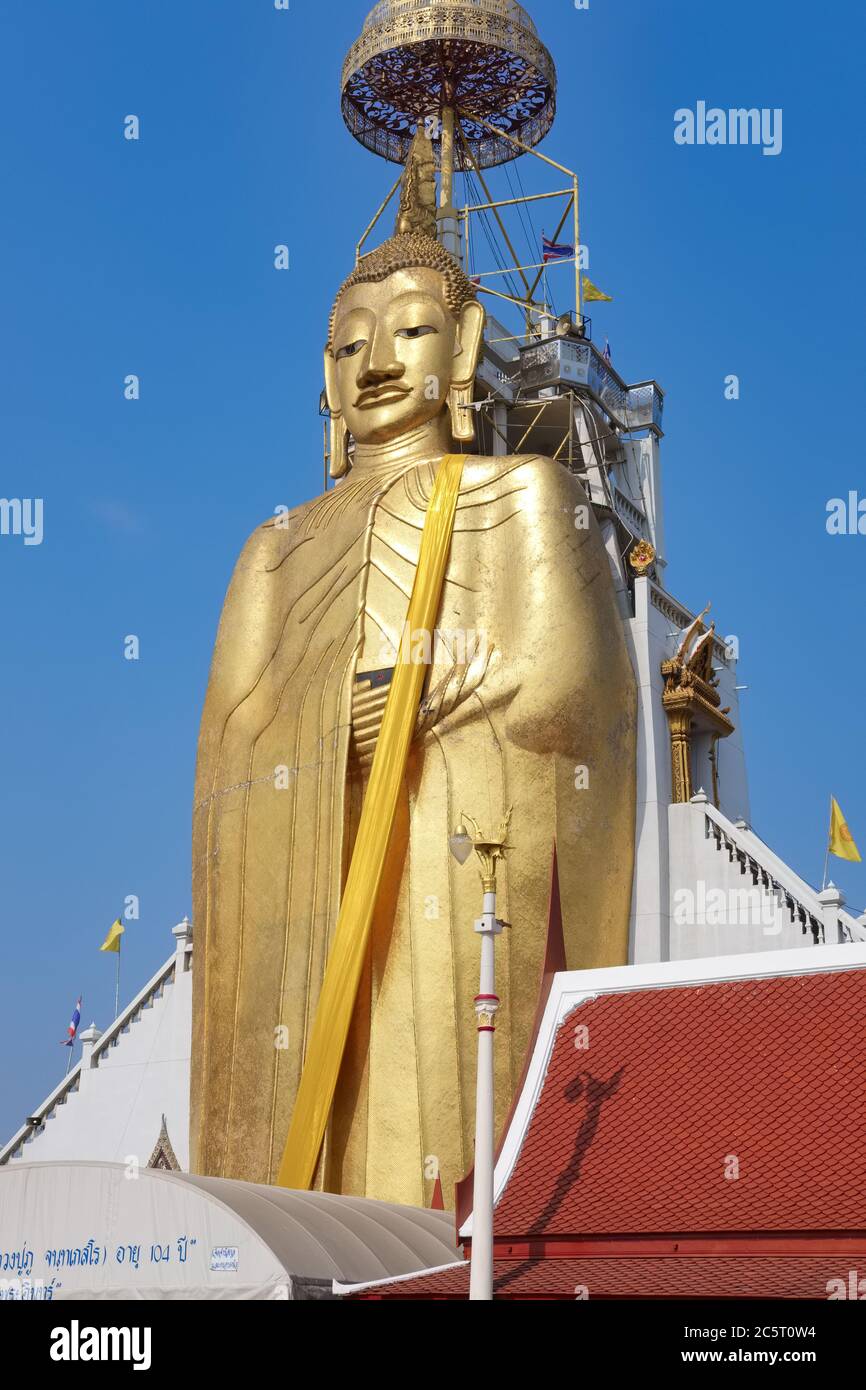 The 32 m high standing Buddha of Wat Indraviharn (short: Wat In) in ...
