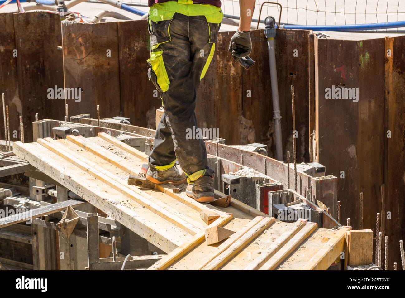 Construction worker on scaffolding on a large construction site Stock ...