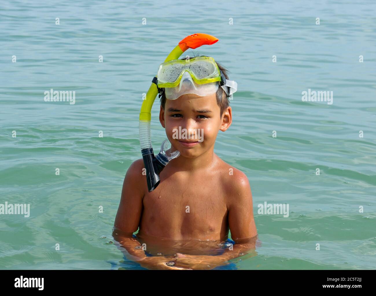 Diver wearing blue diving mask hi-res stock photography and images - Alamy