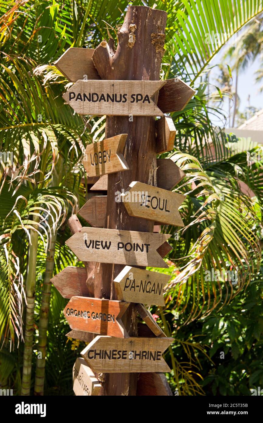 Signpost with arrows on the tropical beach Stock Photo - Alamy