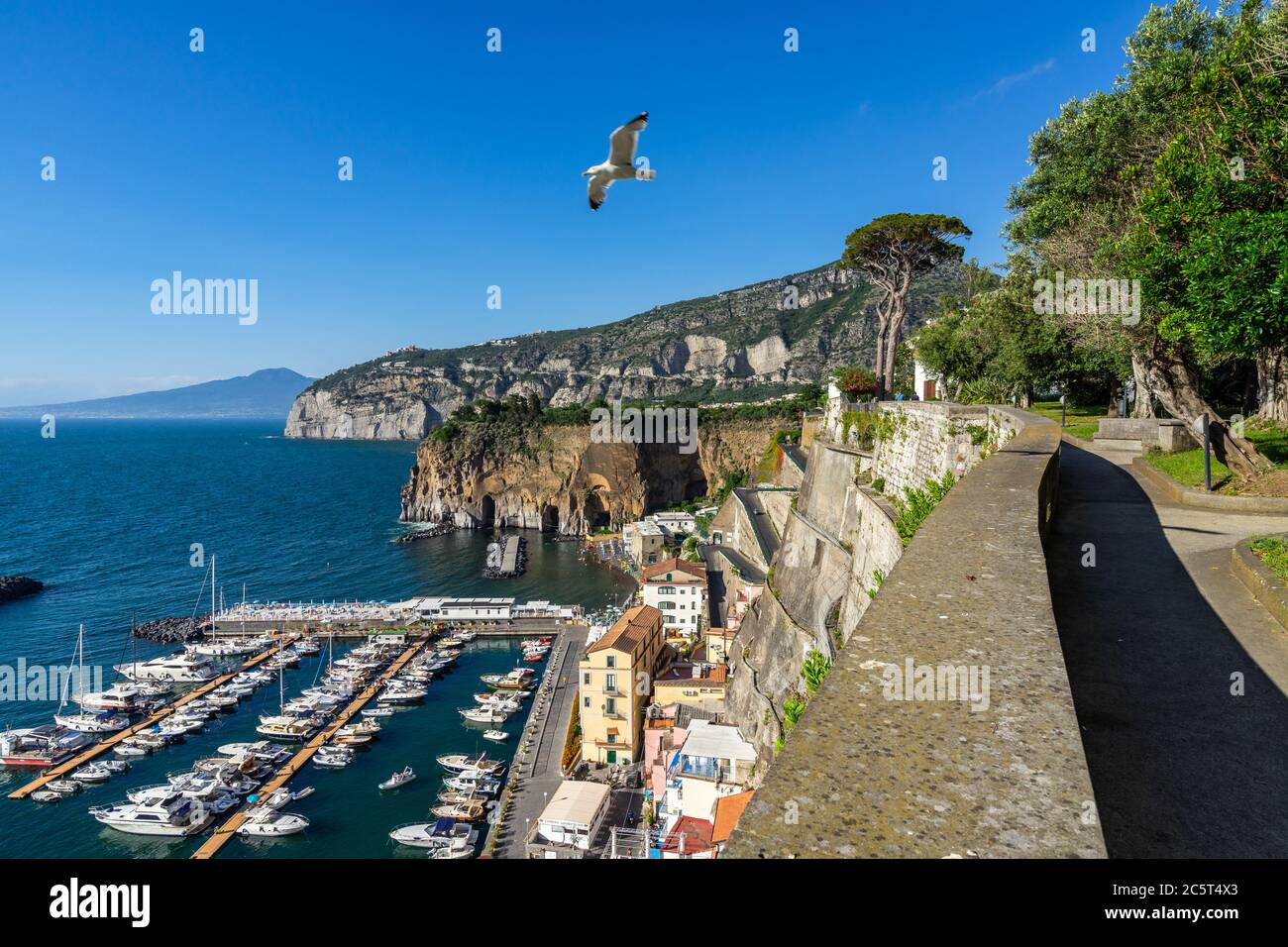 Flying piano hi-res stock photography and images - Alamy