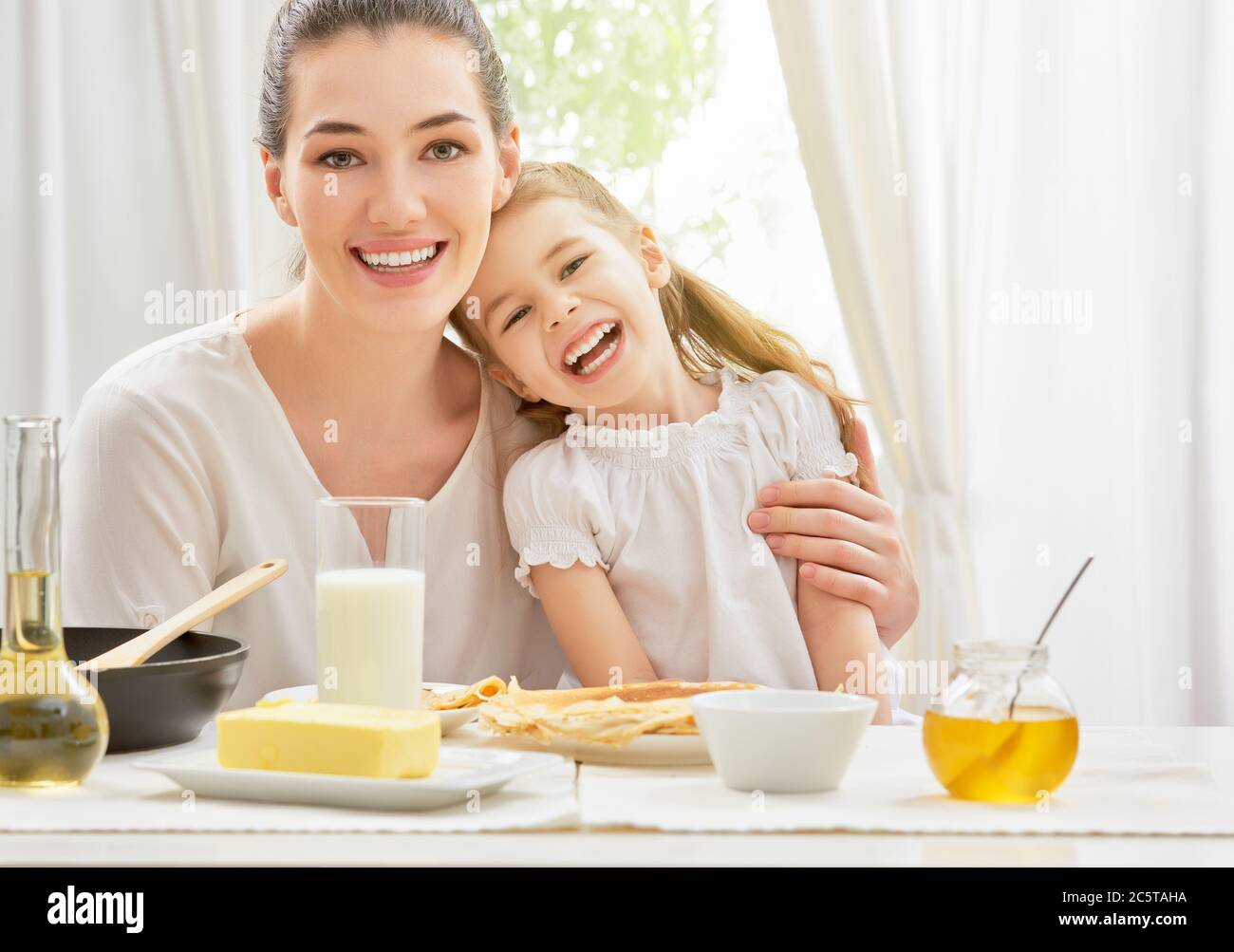 mother and daughter prepare pancakes Stock Photo - Alamy