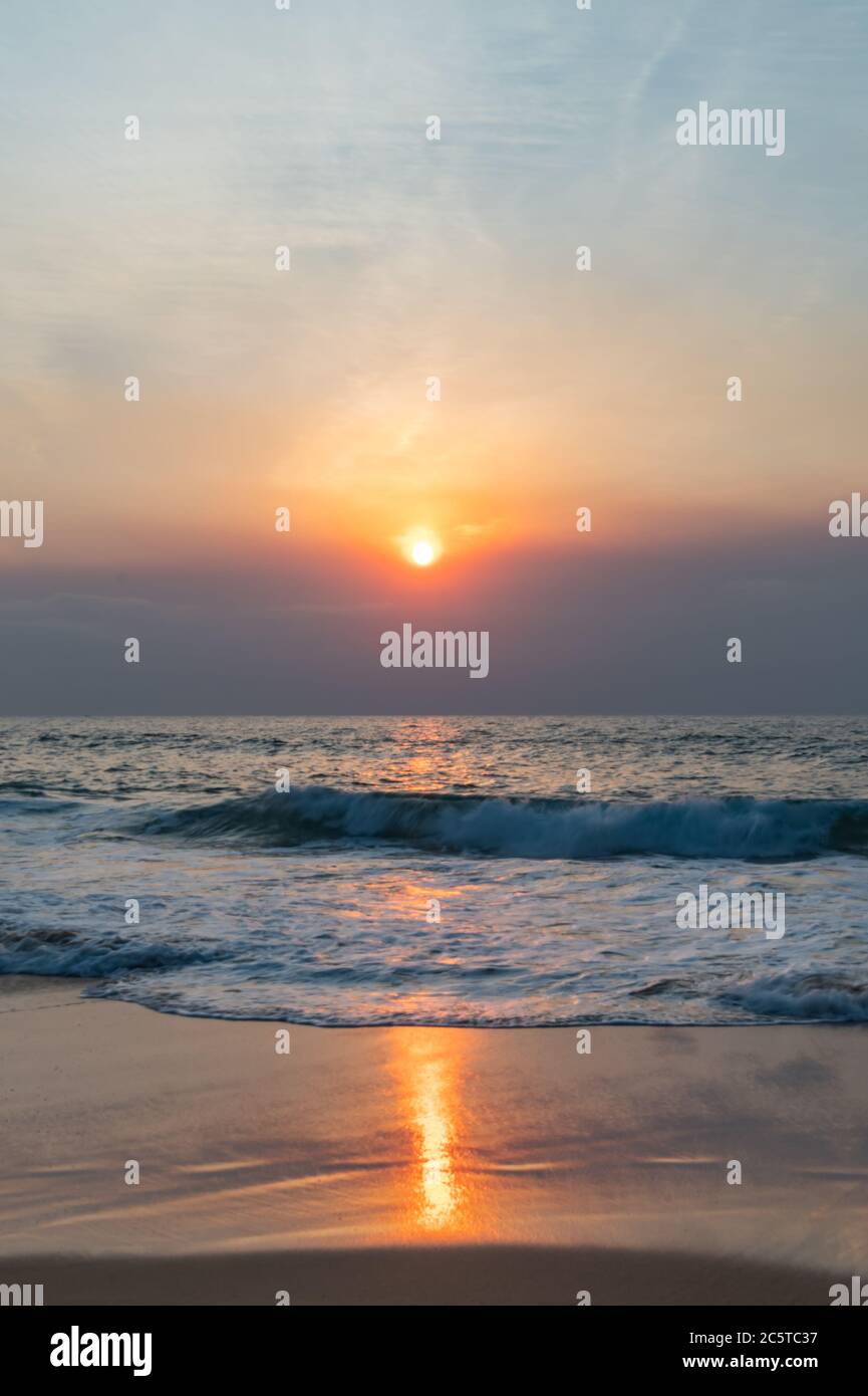 Sunrise red sun hi-res stock photography and images - Alamy