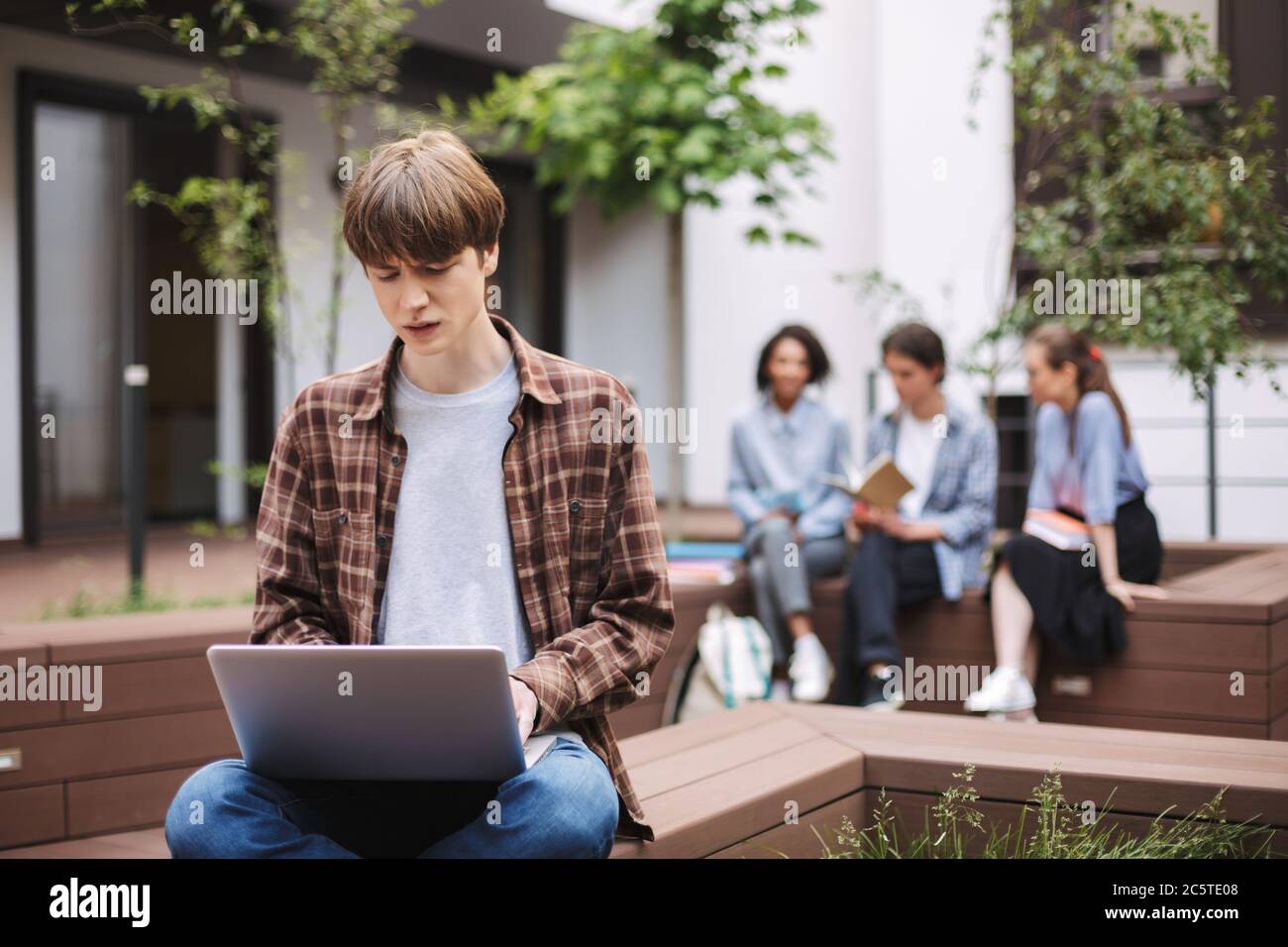 College campus students laptop sad hi-res stock photography and images ...