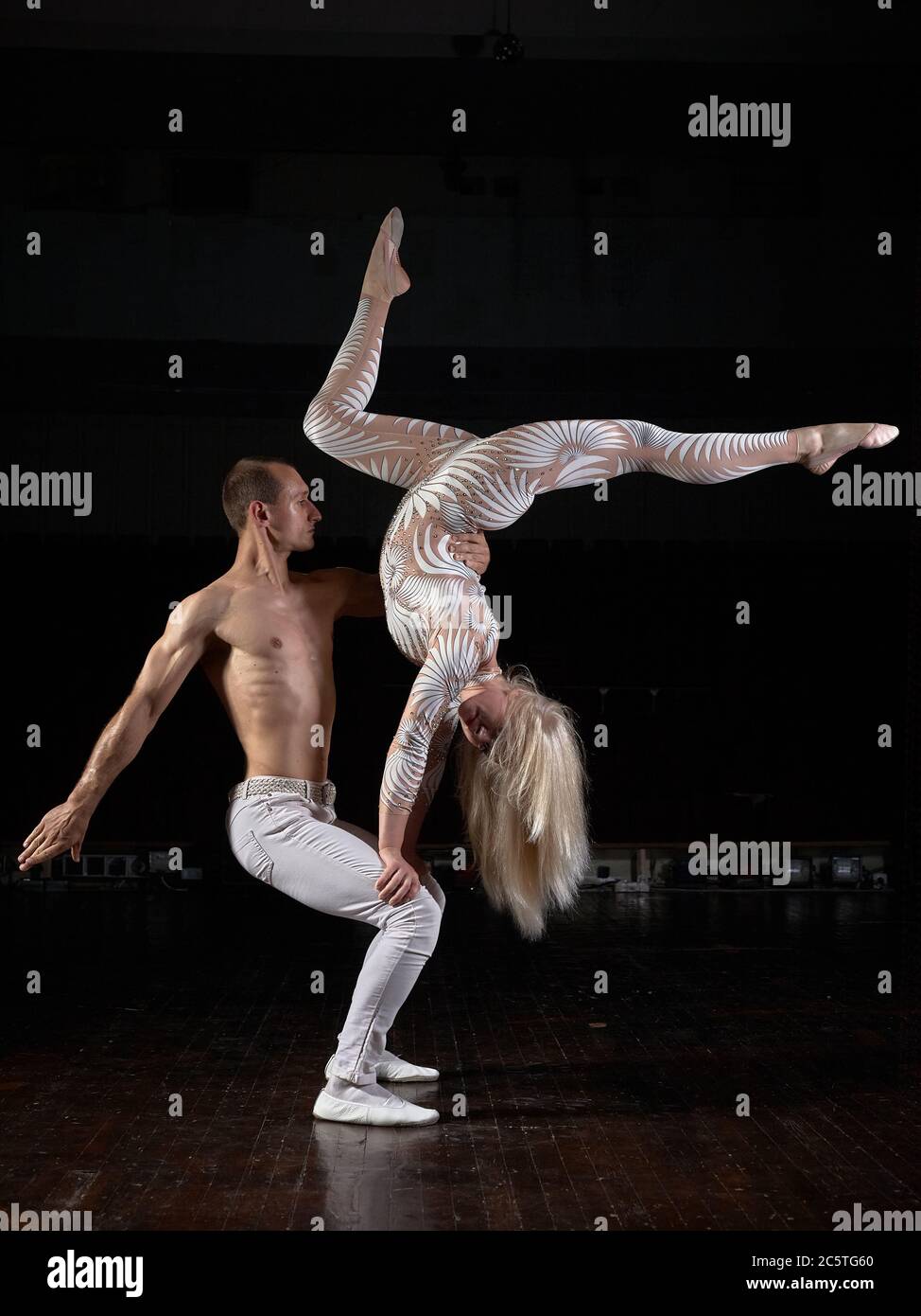 Female acrobats black and white hi-res stock photography and images - Alamy