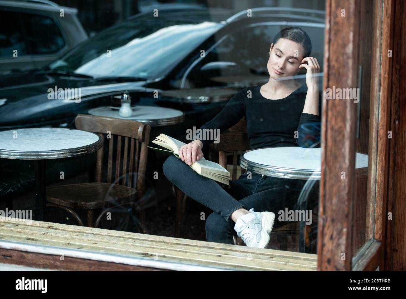 woman in coffee shop reading drinking cafe reading book Stock Photo - Alamy