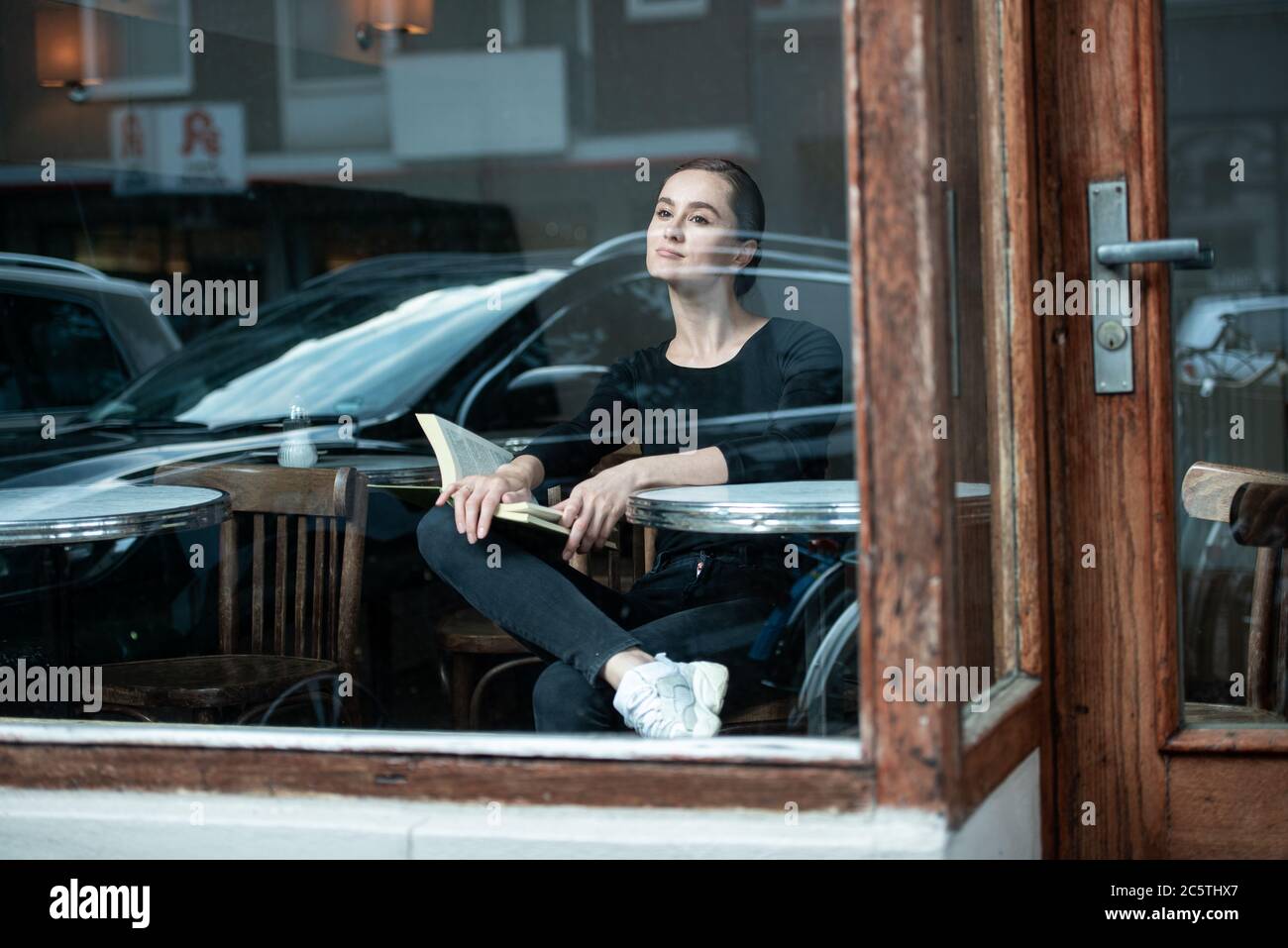 woman in coffee shop reading drinking cafe reading book Stock Photo - Alamy
