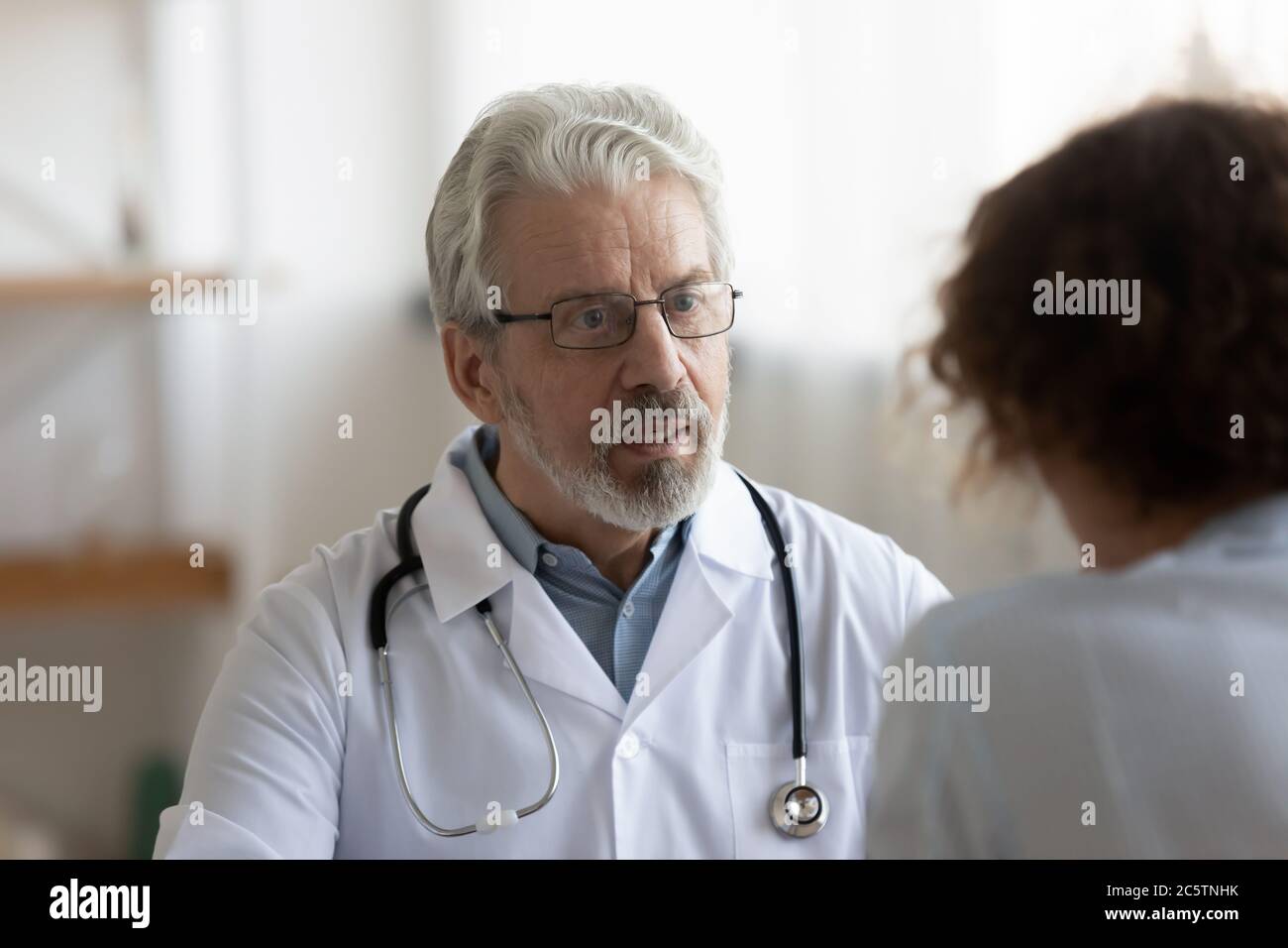 Doctor consult patient hi-res stock photography and images - Alamy