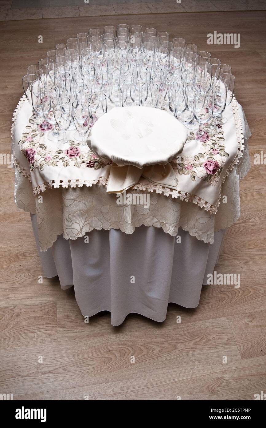 Wedding table with champagne glasses Stock Photo - Alamy