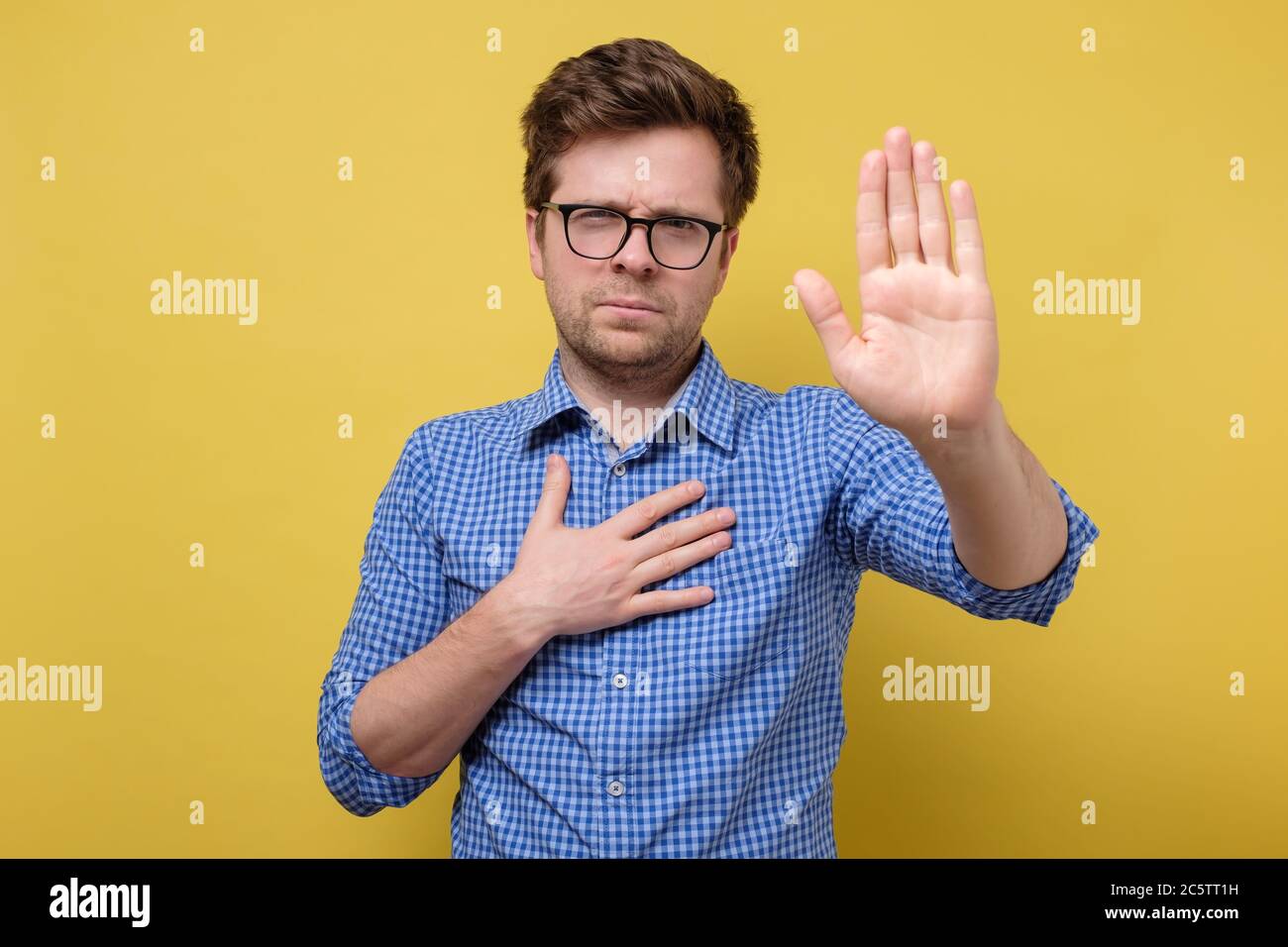 Man makes swearing sign with his hand open and up Stock Photo - Alamy