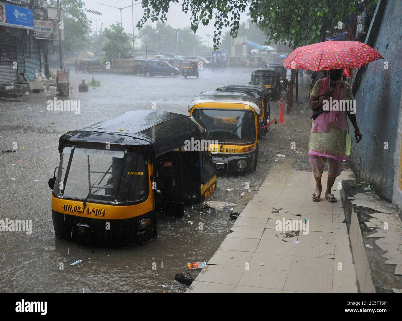 Mumbai footpath hi-res stock photography and images - Alamy