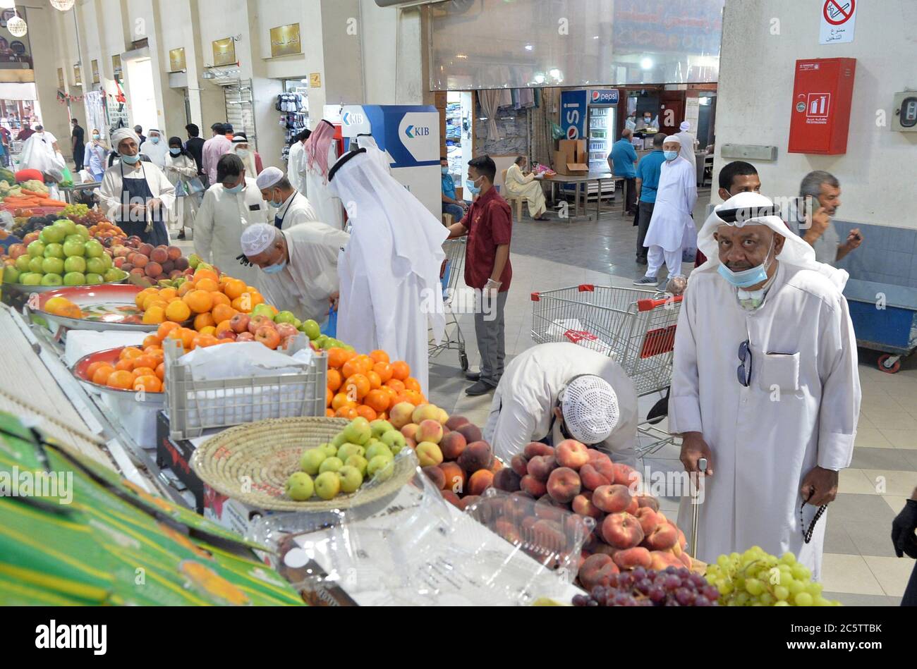 Kuwait City, Kuwait. 5th July, 2020. People buy vegetables and fruits ...