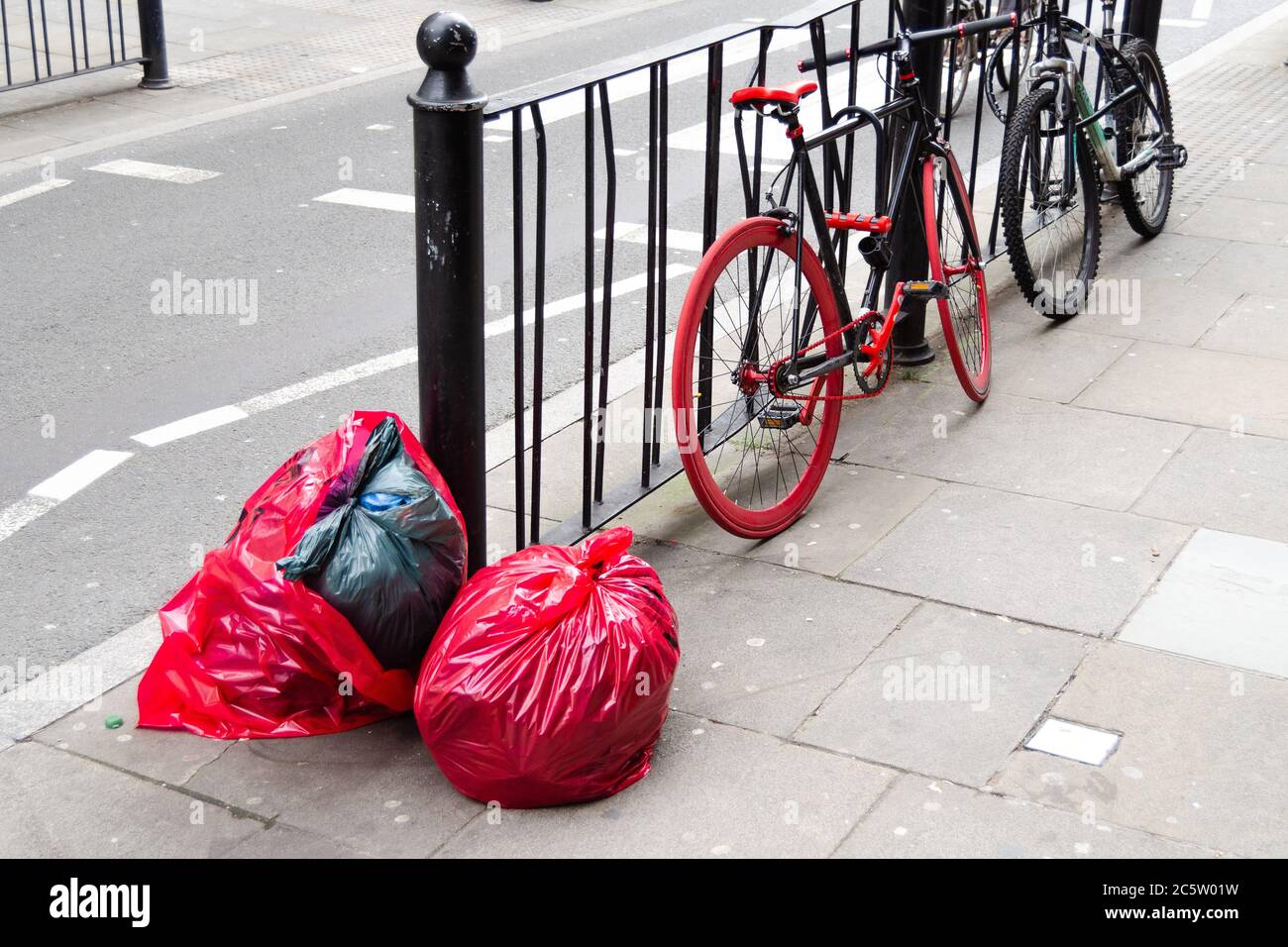 London street garbage hi-res stock photography and images - Alamy