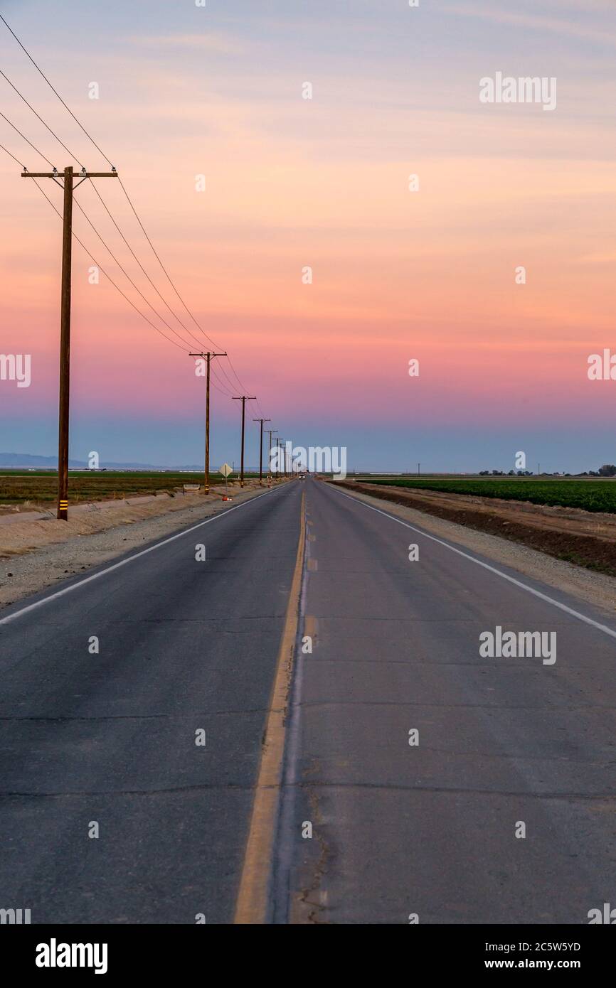 Usa a straight road scene hi-res stock photography and images - Alamy
