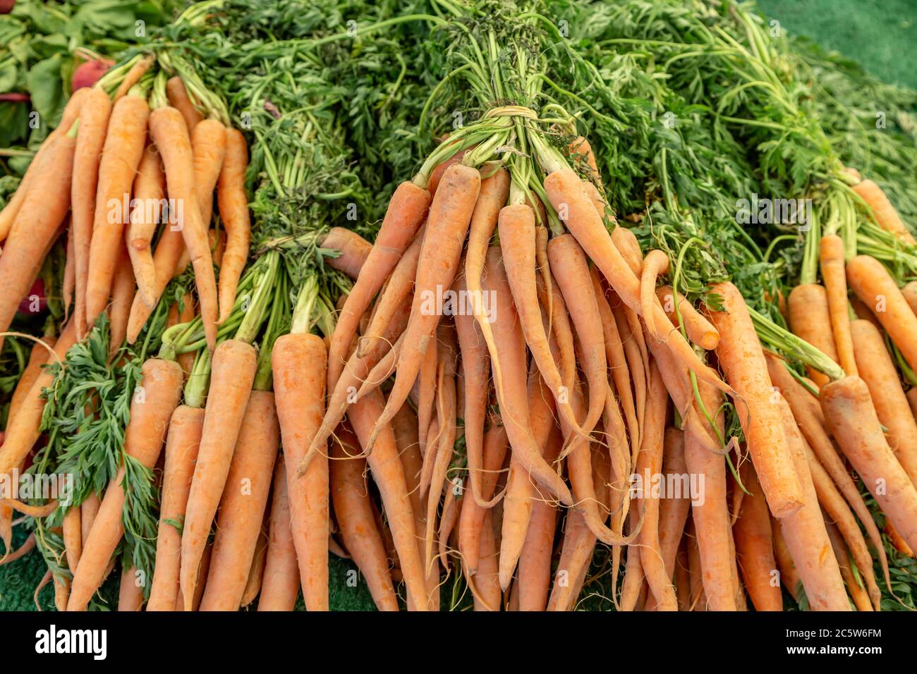 Bunches of carrots for sale on an outdoor market stall Stock Photo - Alamy