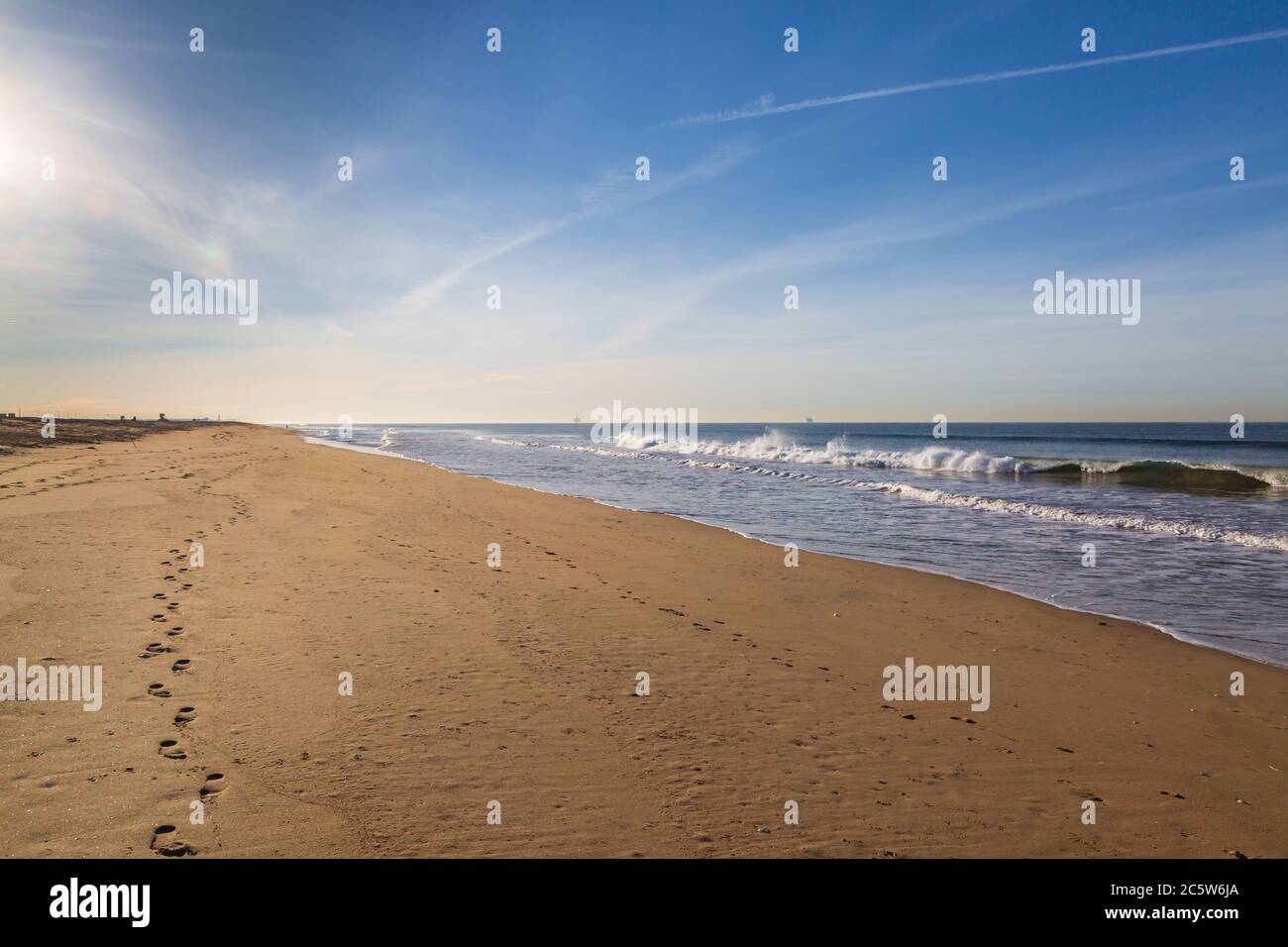 Wide sandy beach shoreline waves hi-res stock photography and images ...