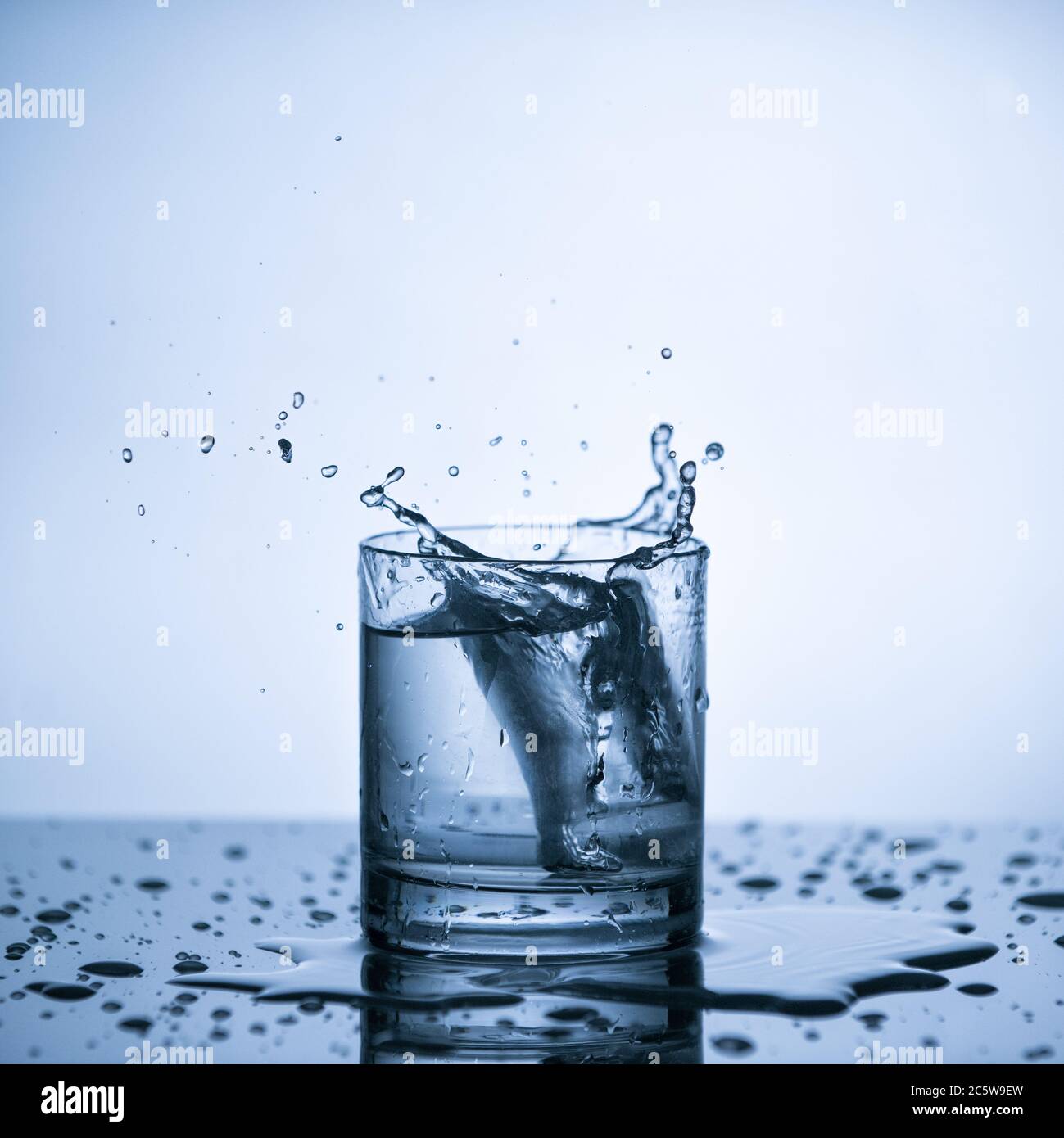 Ice cube falling glass water hi-res stock photography and images - Alamy