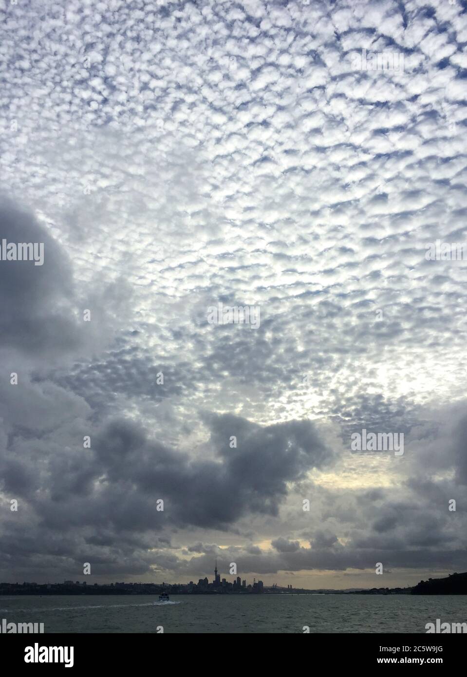 Dramatic evening sky above the Bay of Maori. Skyline of Auckland, North ...