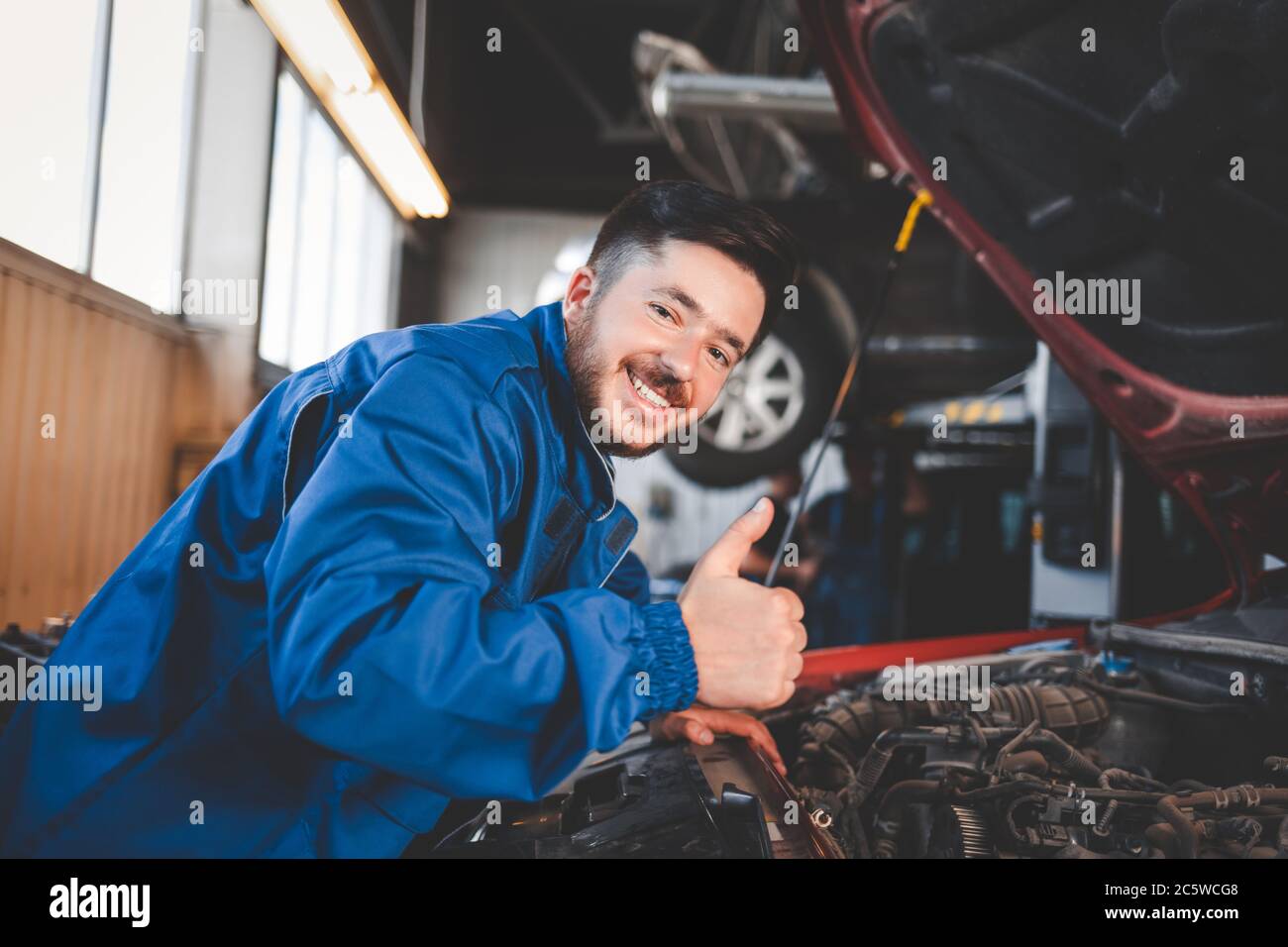 Male mechanic thumbs up car hi-res stock photography and images - Alamy