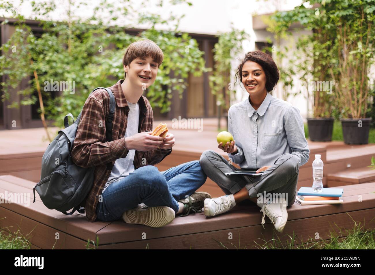 Man eating sandwich bench hi-res stock photography and images - Alamy