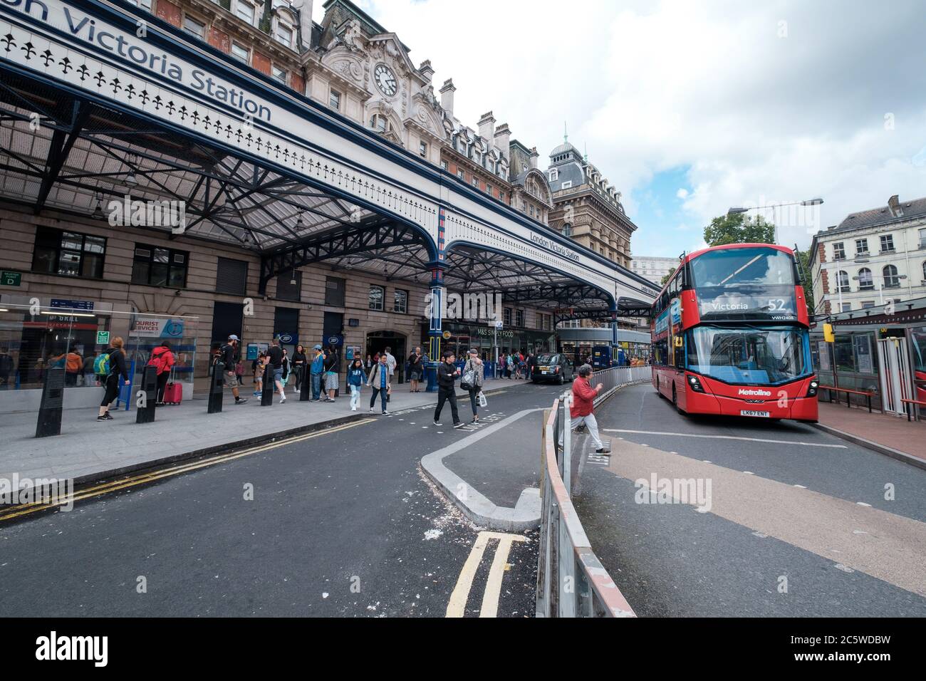 Victoria Station, one of the busiest train stations in London Stock ...