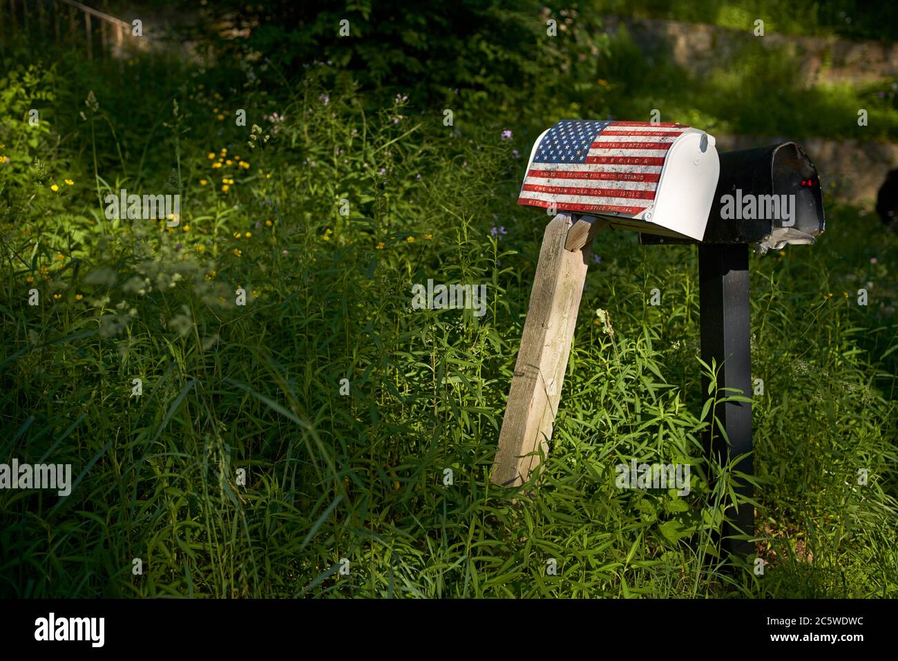 Mailbox american flag hi-res stock photography and images - Alamy