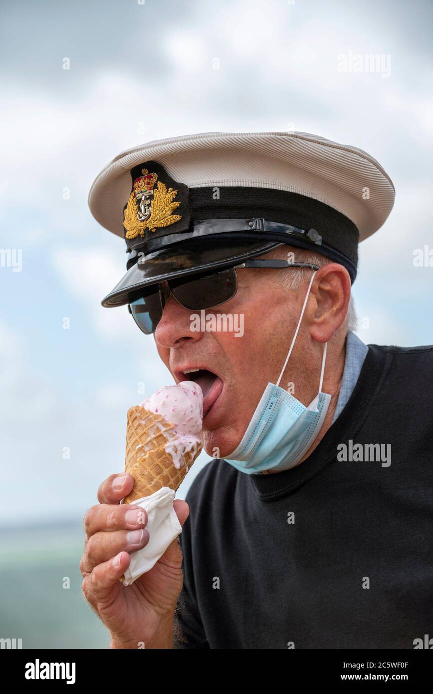 Officers eating hi-res stock photography and images - Alamy