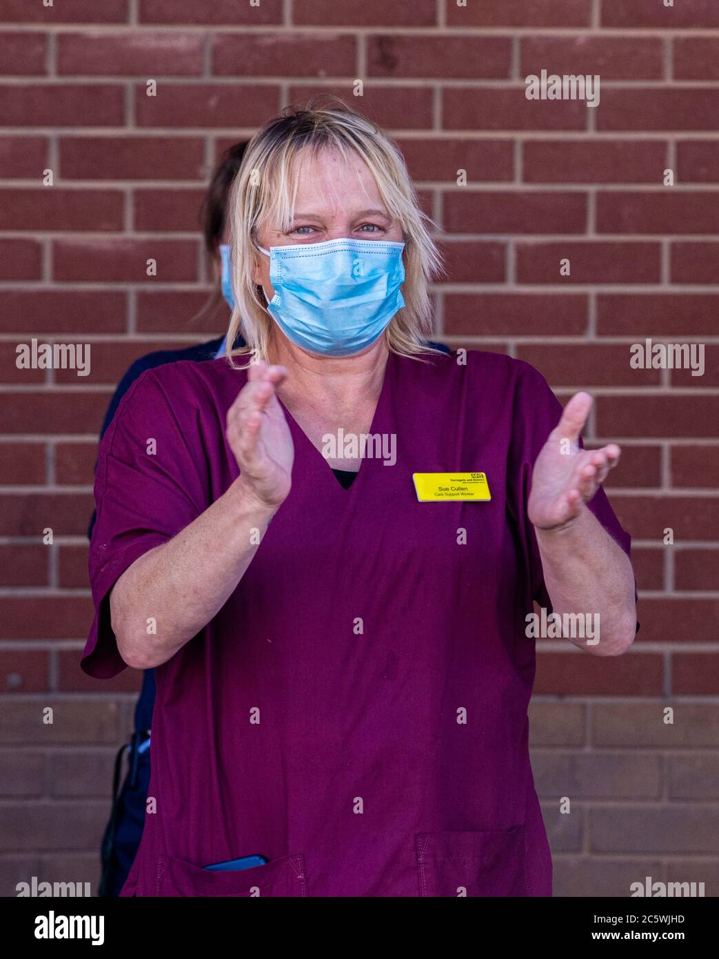 Maroon hospital scrubs hi-res stock photography and images - Alamy