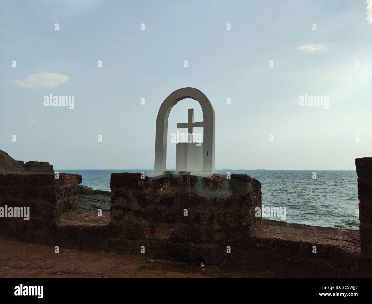 White crucifix hi-res stock photography and images - Alamy