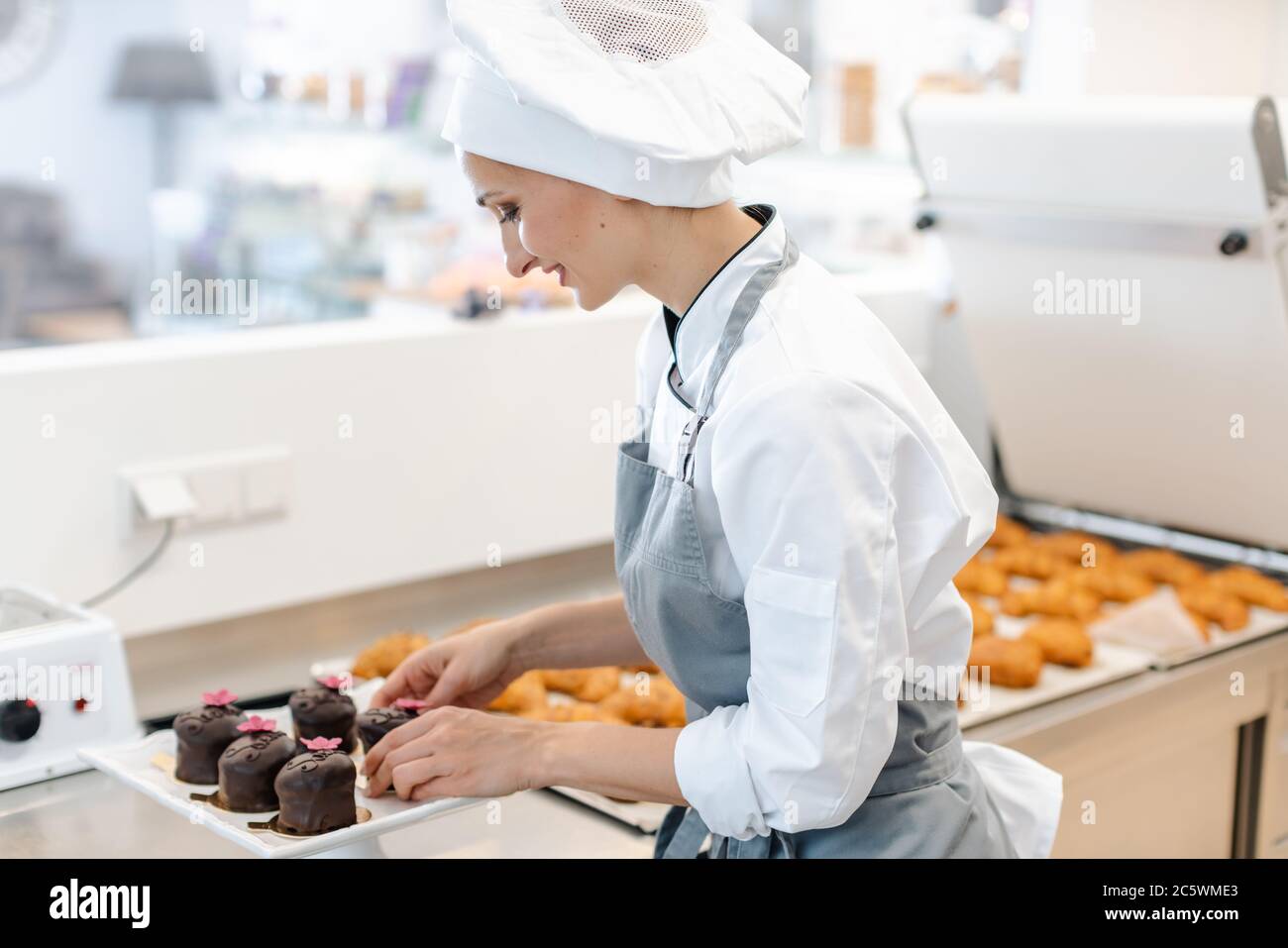 Patissier working on little chocolate desserts Stock Photo - Alamy