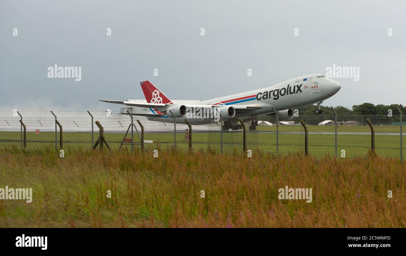 Cargolux boeing 747 jumbo jet taking off hi-res stock photography and ...