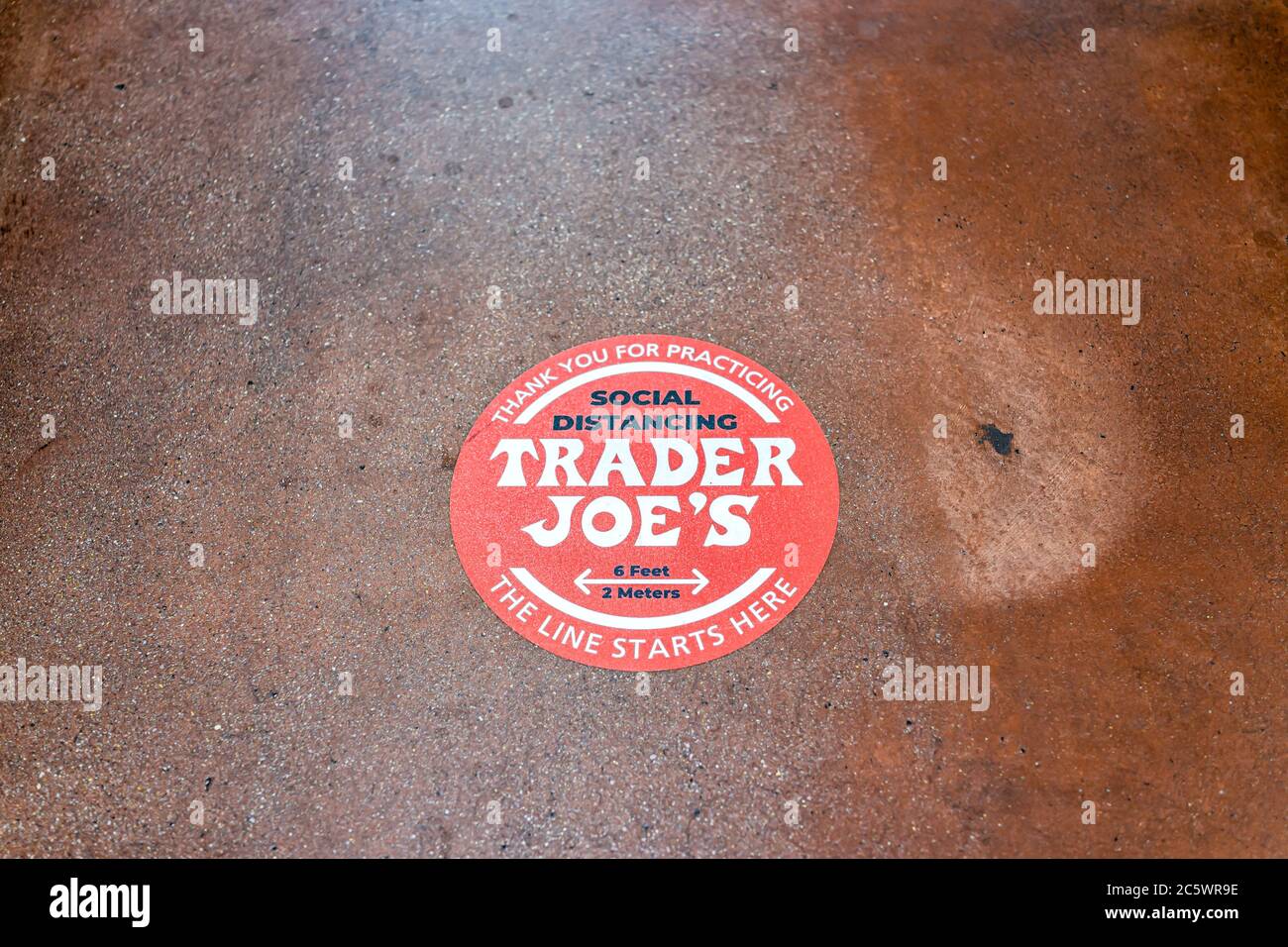 6 feet distance sign hi-res stock photography and images - Alamy