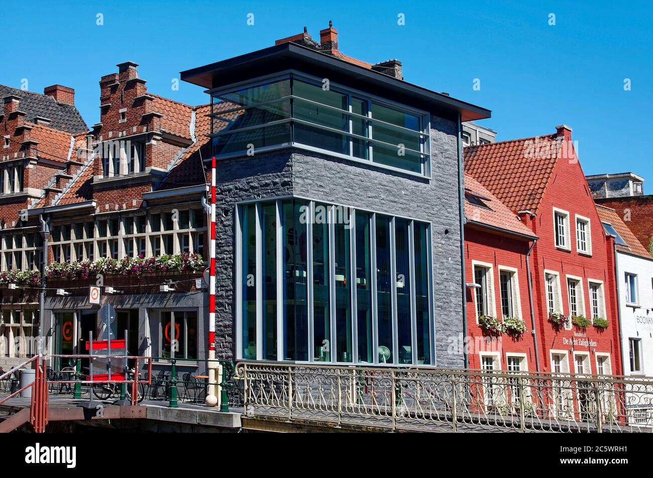 Sleek building hi-res stock photography and images - Alamy