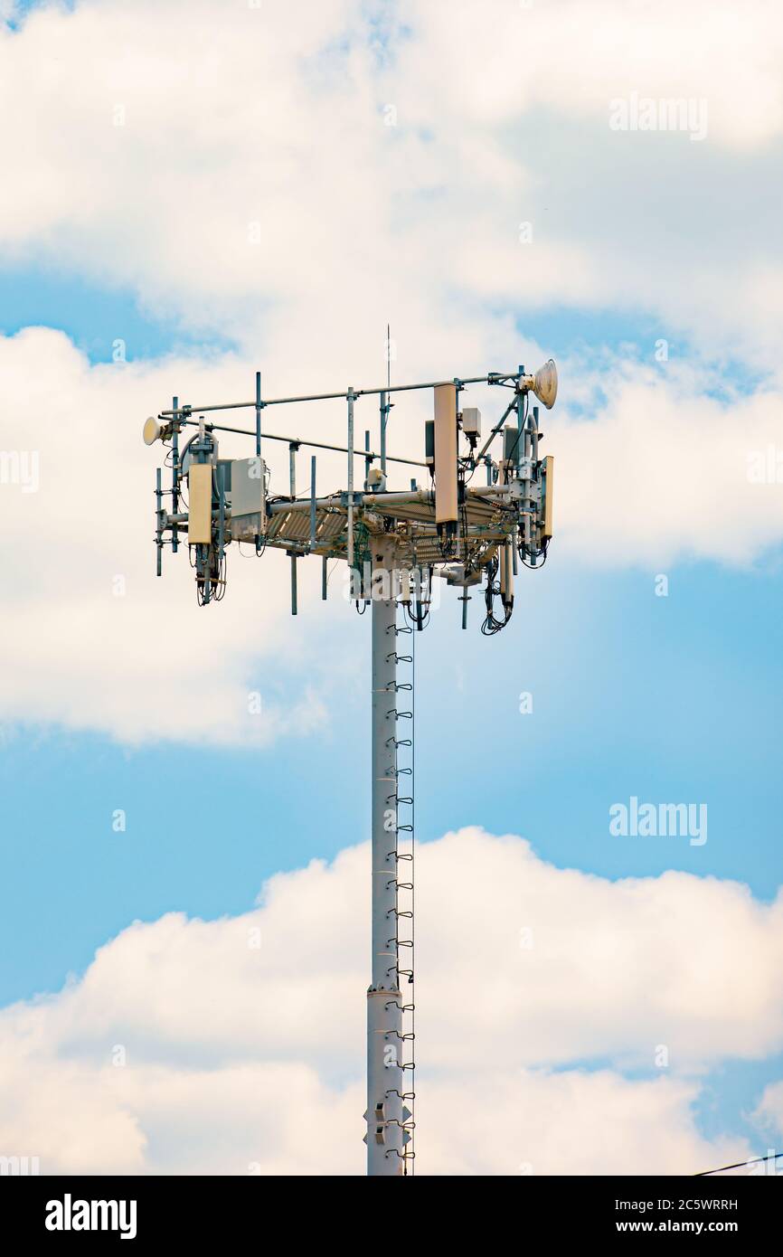 Antenna array 5g hi-res stock photography and images - Alamy