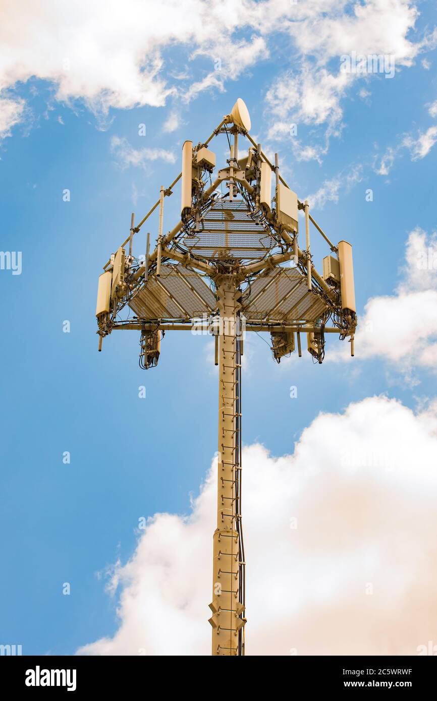 Antenna array 5g hi-res stock photography and images - Alamy