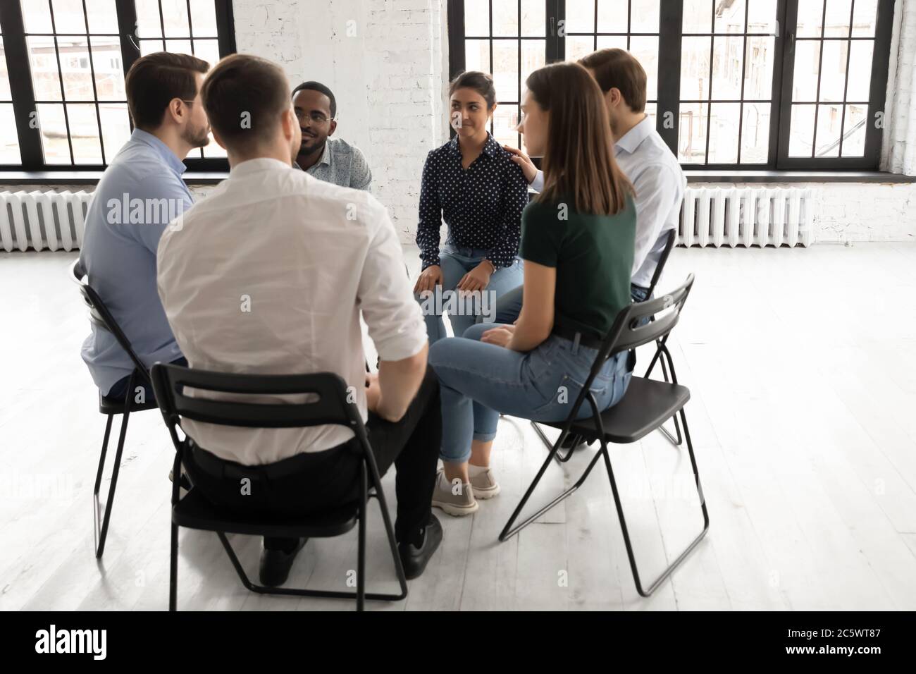 Group of people in a circle hi-res stock photography and images - Alamy