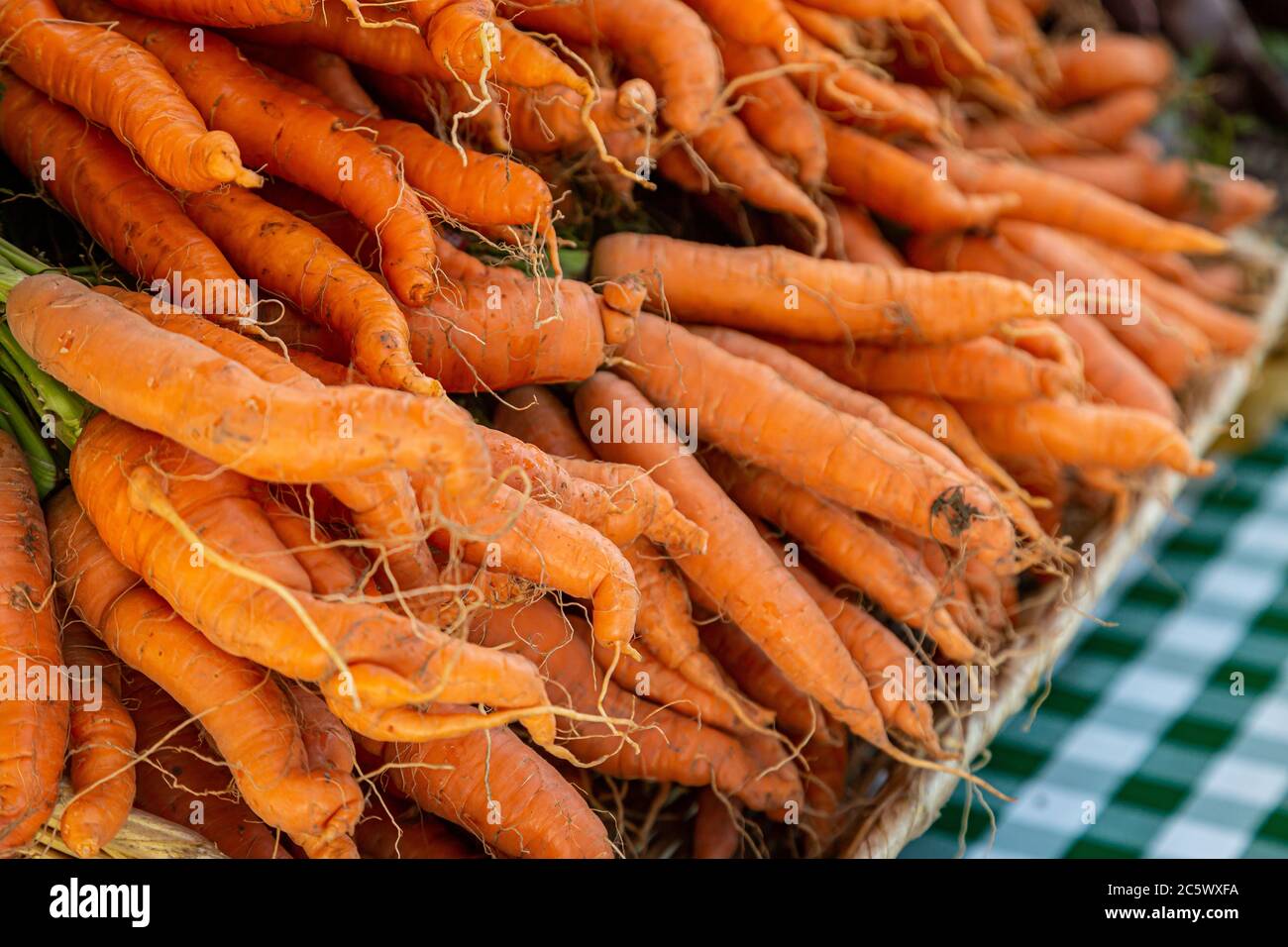 A display of carrots for sale on a farmers market stall Stock Photo - Alamy