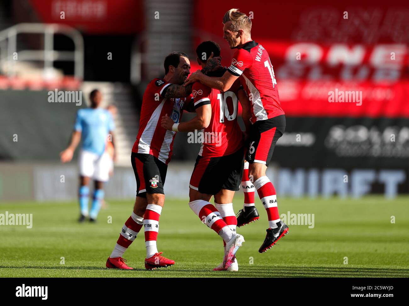 Che adams southampton celebrate hi-res stock photography and images - Alamy