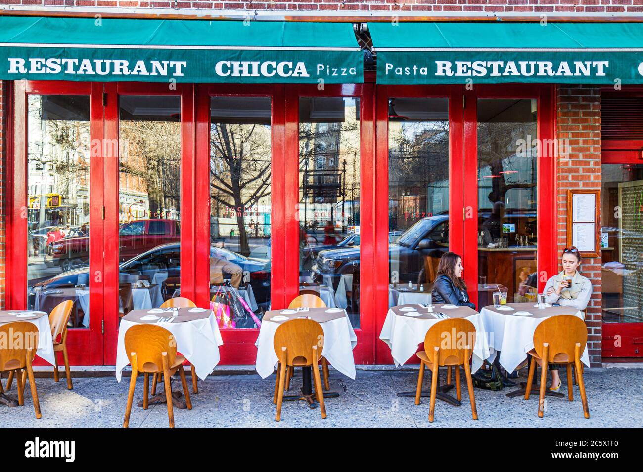 New york eating pizza outside hi-res stock photography and images - Alamy
