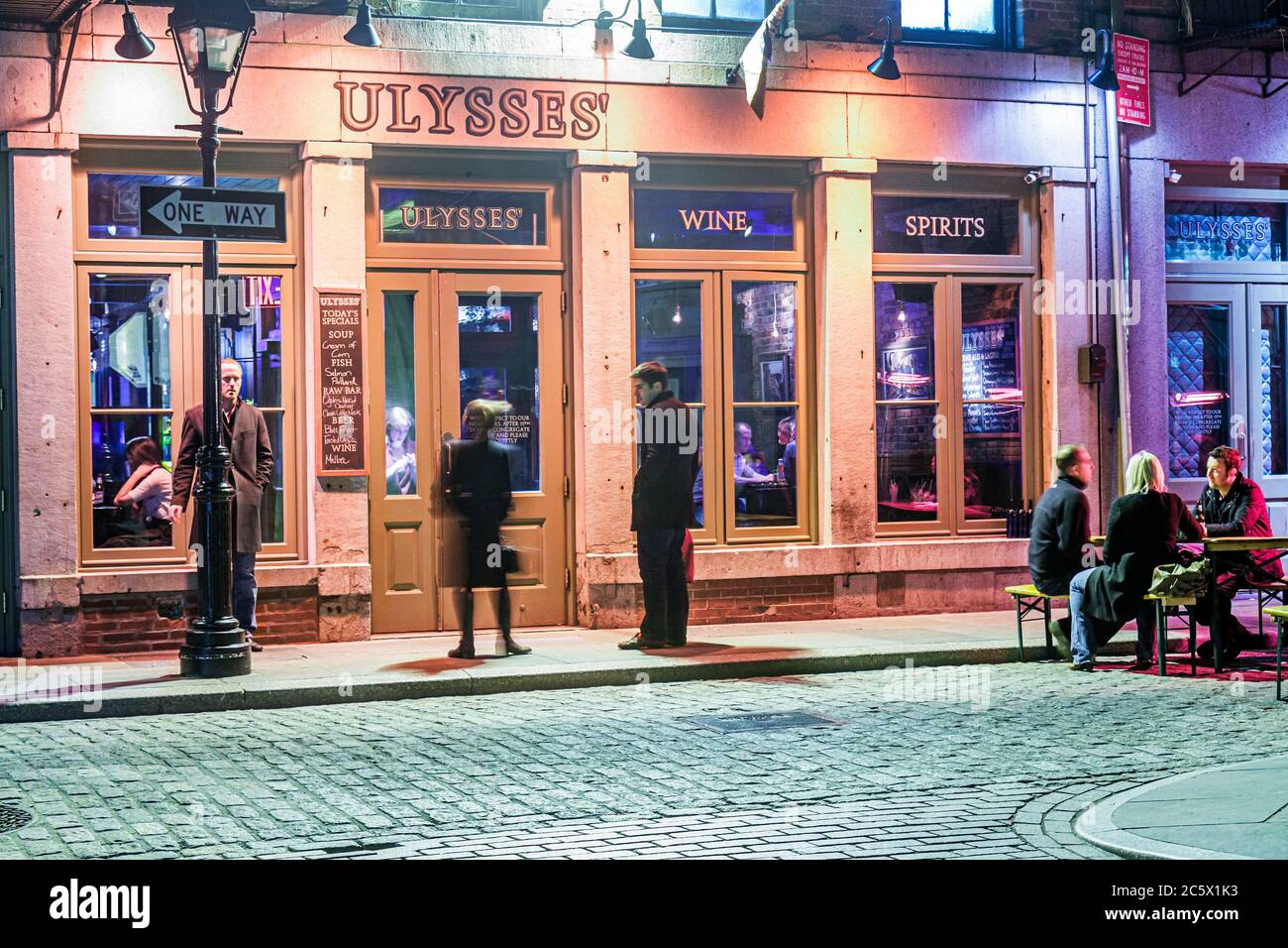 Fidi at night hi-res stock photography and images - Alamy