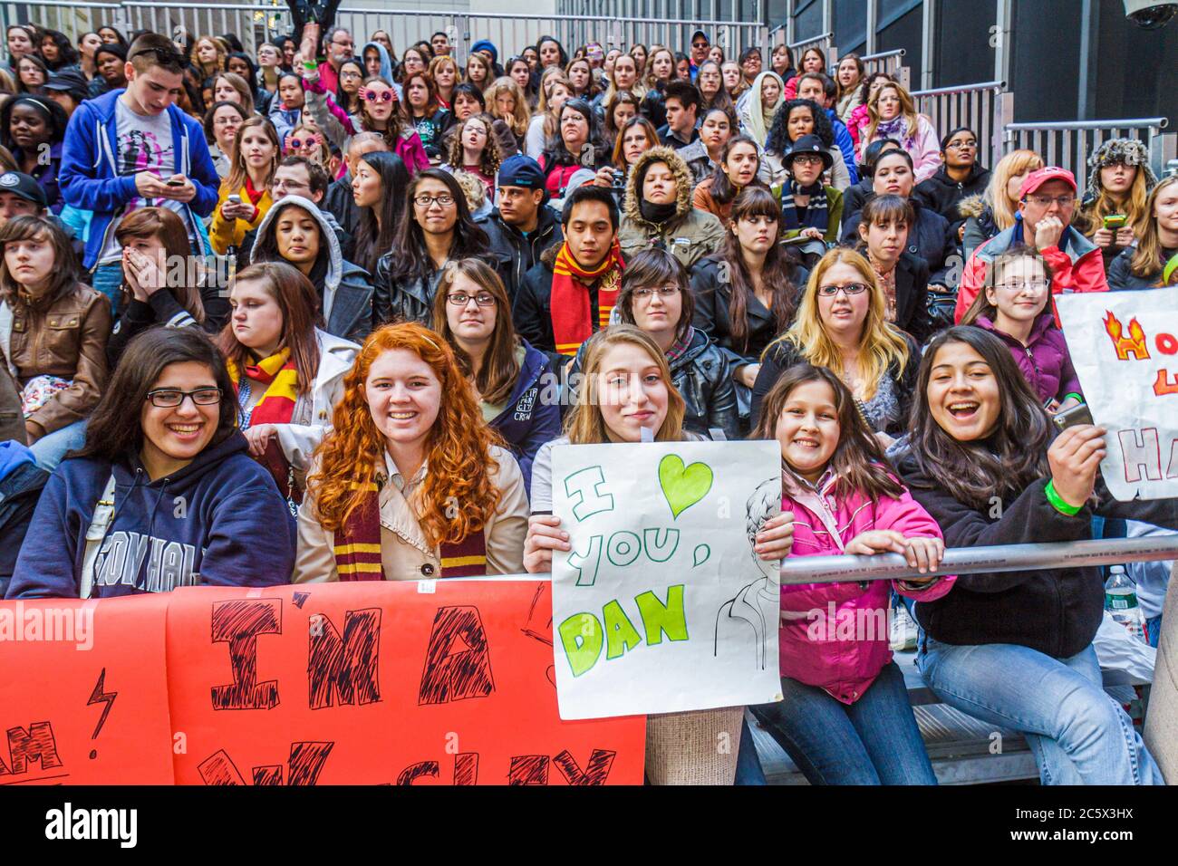 Crowd of girls hi-res stock photography and images - Alamy