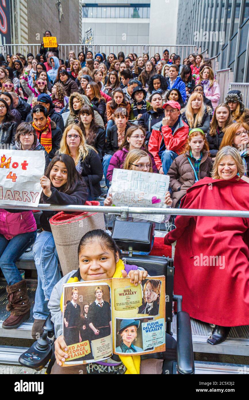 Crowd of girls hi-res stock photography and images - Alamy