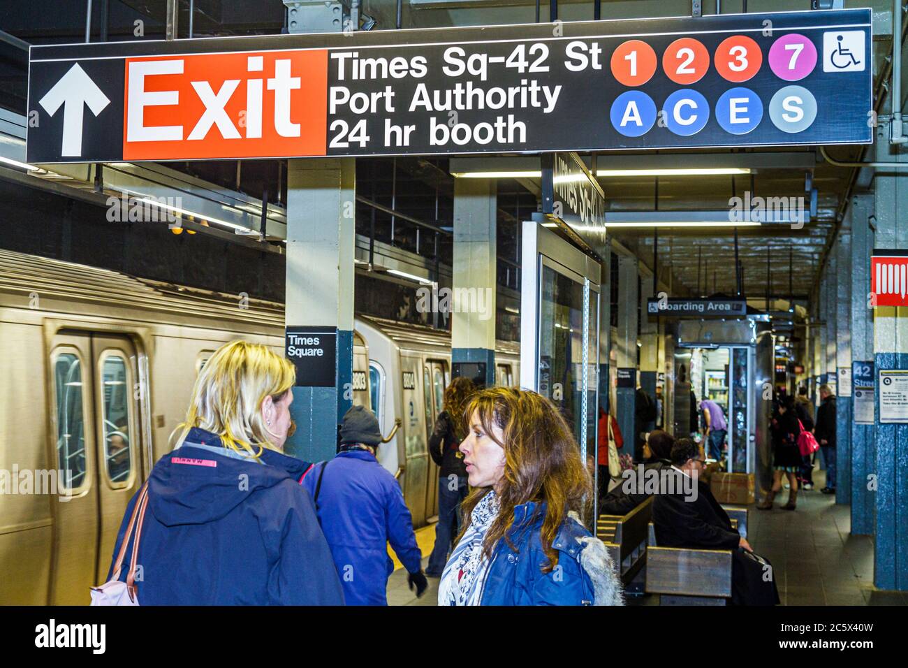 E train platform new york hi-res stock photography and images - Alamy
